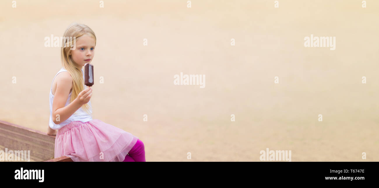 Kleines Mädchen isst Stick ice cream bar Eskimo Pie Stockfotografie - Alamy