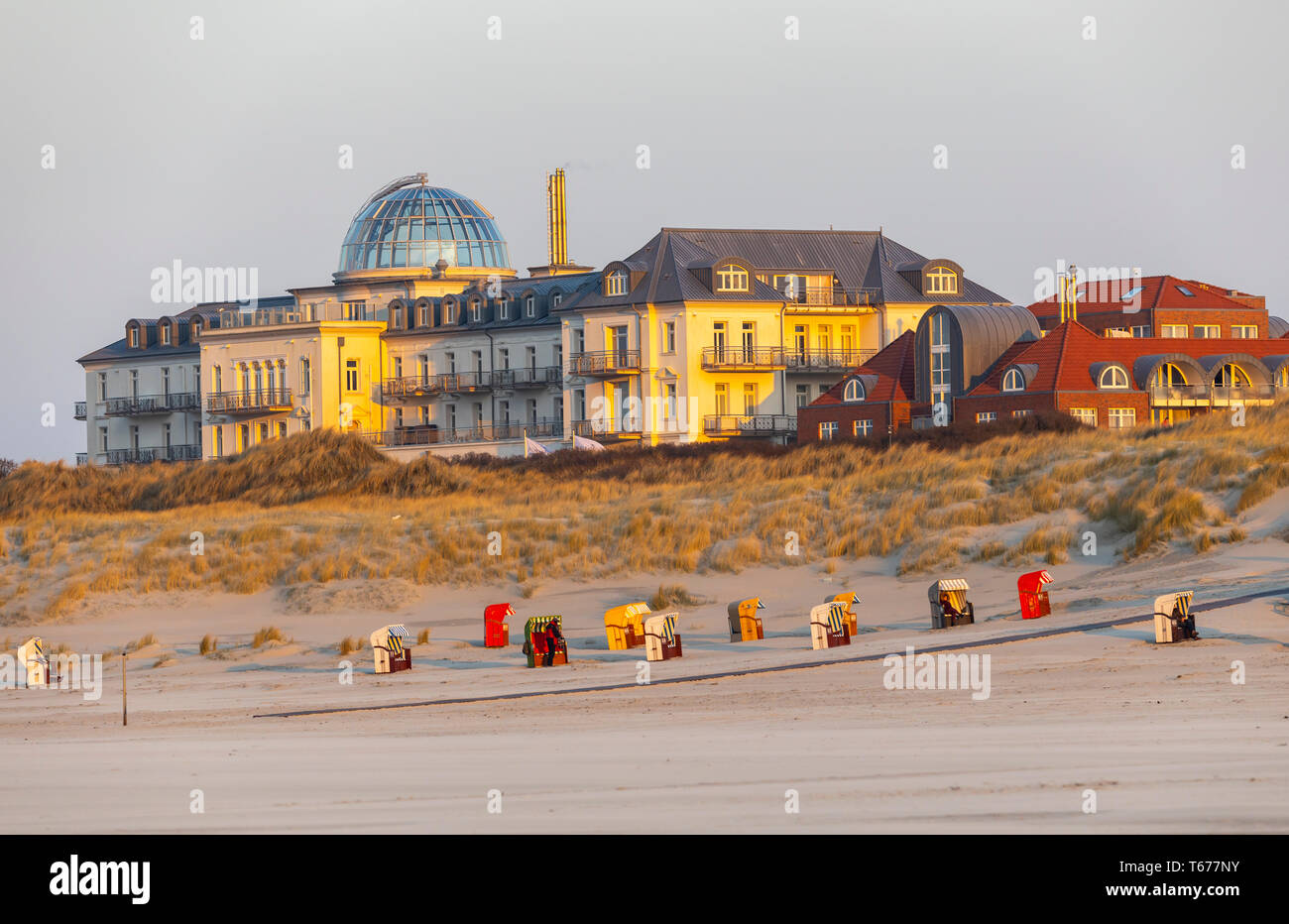 Nordsee Insel Juist, Ostfriesland, Kurhaus Hotel, Strand mit Liegen ...