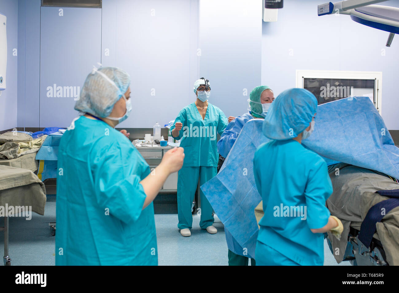 Chirurgie, Medizin und Menschen Konzept - Gruppe von Chirurgen im OP im ...