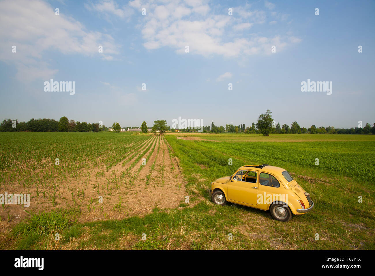 Alten retro kleine gelbe Auto steht in einem Feld in Europa Italien ...