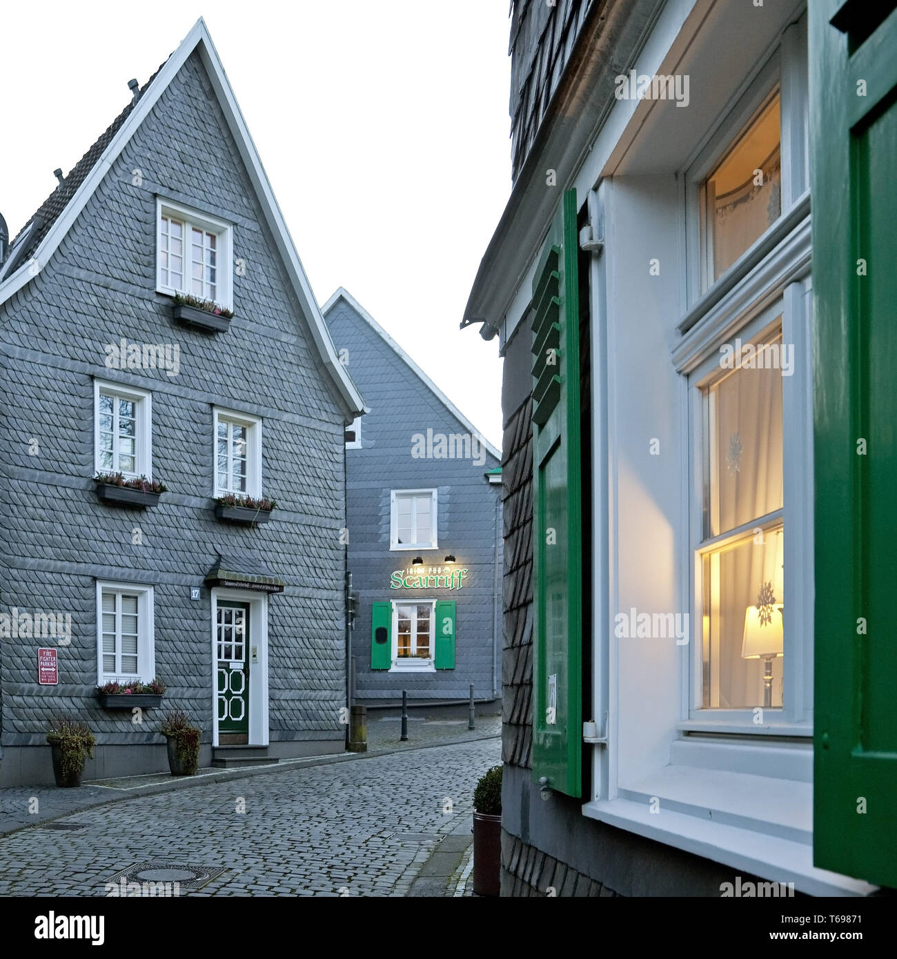 Historische Altstadt von gräfrath mit Schiefergedeckten Fachwerkhäusern ...