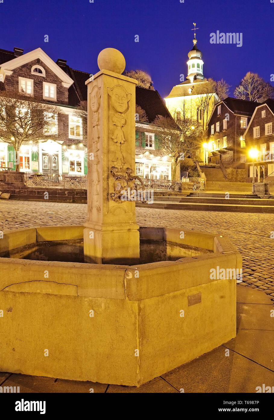 Brunnen auf dem Marktplatz in der Altstadt von gräfrath, Solingen ...