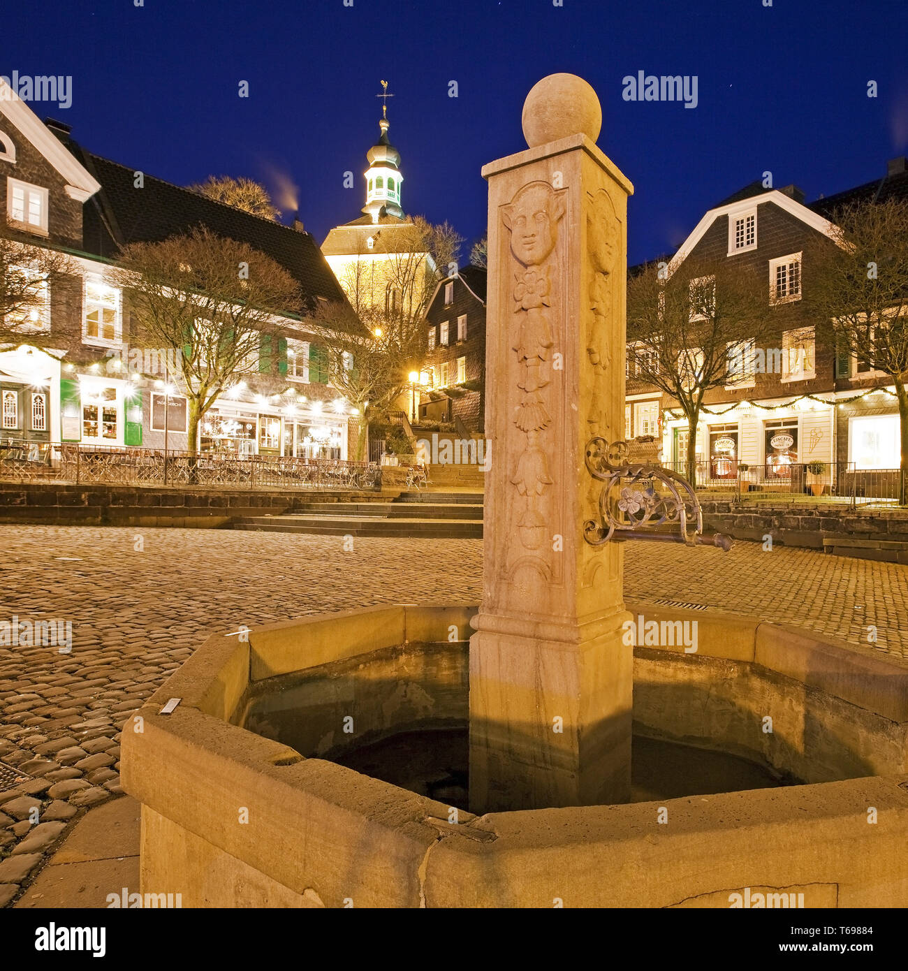 Brunnen auf dem Marktplatz in der Altstadt von gräfrath, Solingen ...