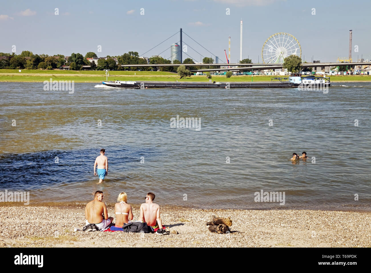 Die Leute am Strand der Rhein, Düsseldorf, Nordrhein-Westfalen ...