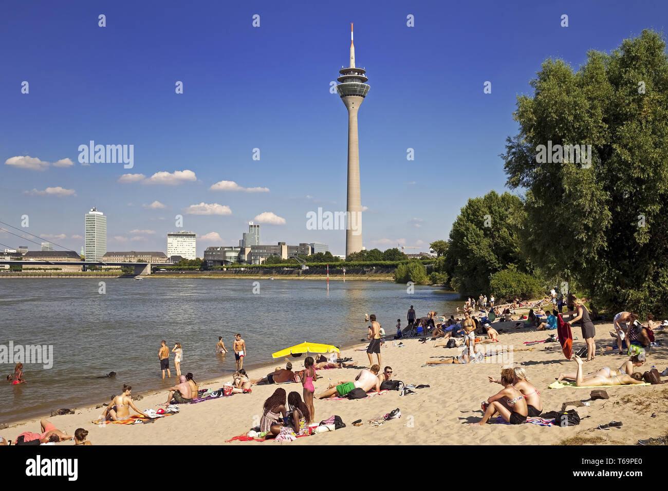 Die Leute am Strand der Rhein mit dem Rheinturm, Düsseldorf ...