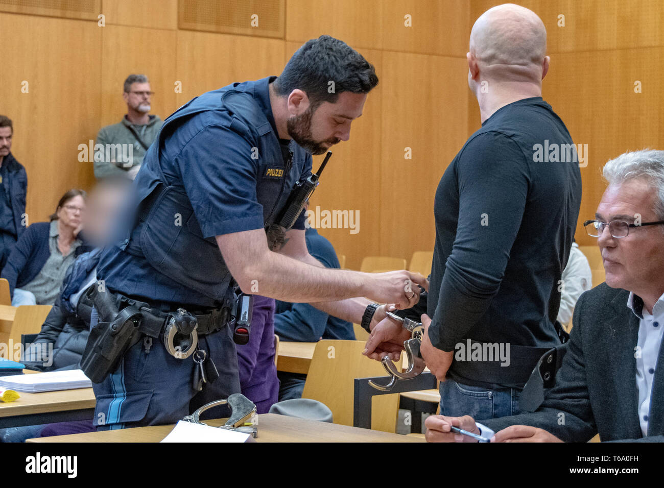 Handcuffed court -Fotos und -Bildmaterial in hoher Auflösung – Alamy