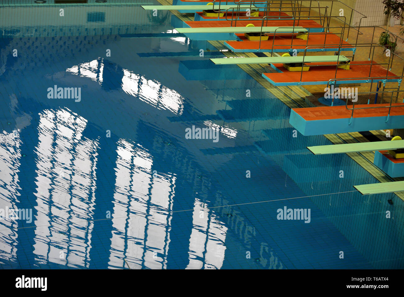 Schwimmbad stehen -Fotos und -Bildmaterial in hoher Auflösung – Alamy