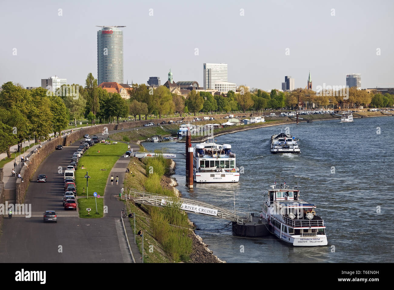 Rhein bei Golzheim, Ergo Turm im Hintergrund, Düsseldorf, Niederrhein ...