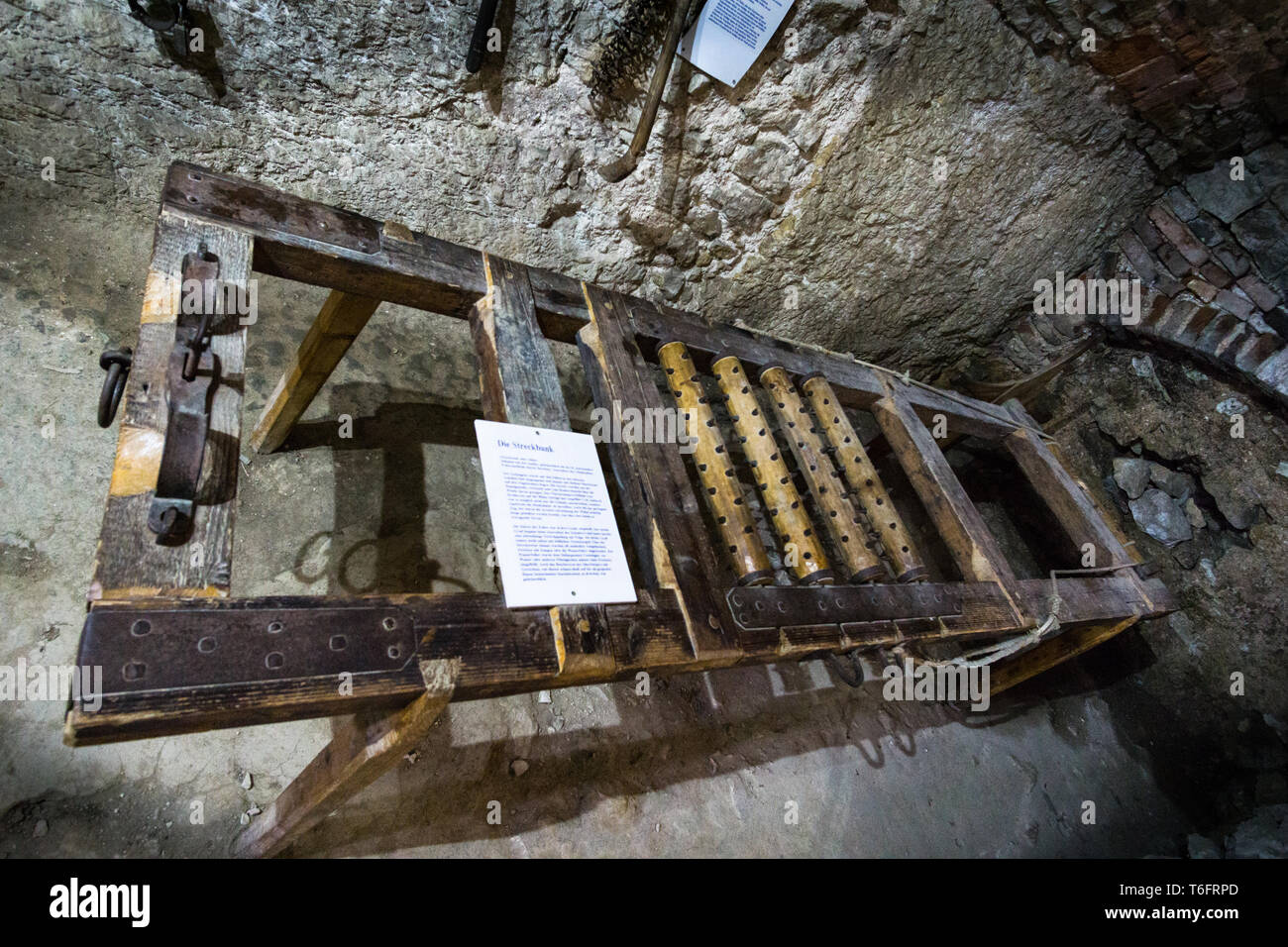 Torture rack -Fotos und -Bildmaterial in hoher Auflösung – Alamy