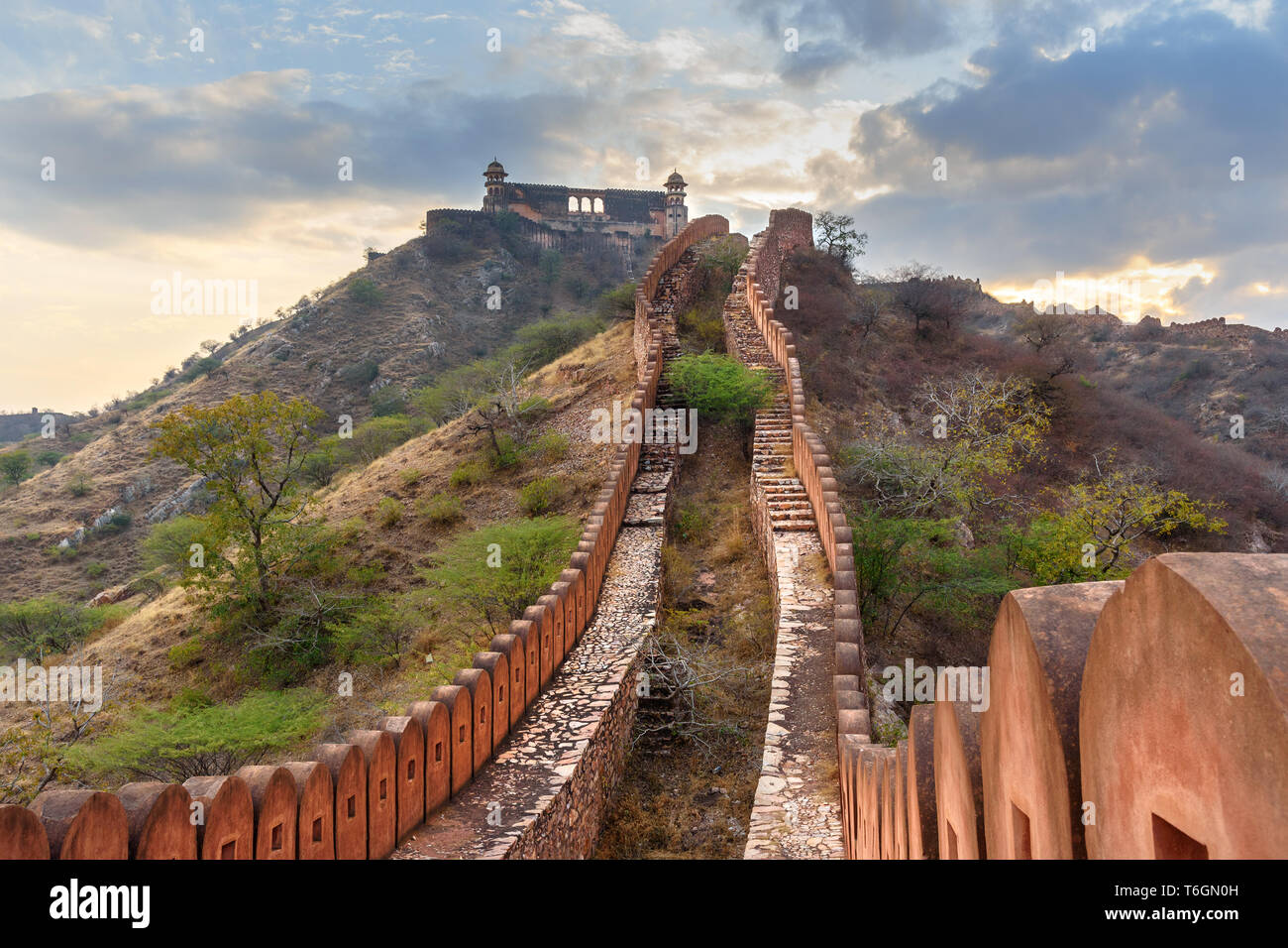 Alte lange Mauer mit Türmen um Amber Fort, und der Blick auf Jaigarh ...