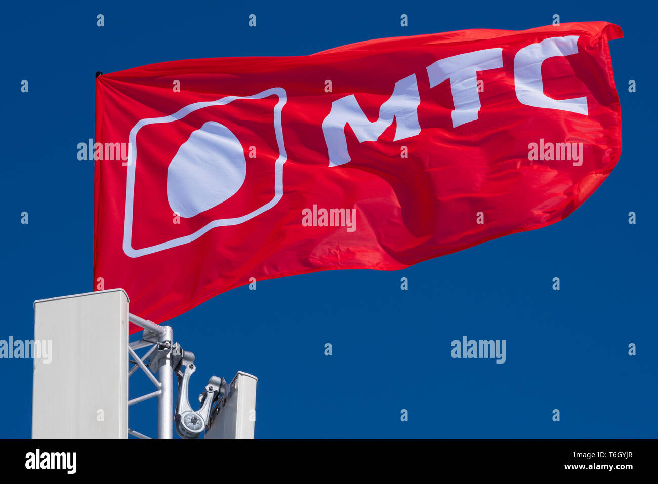 Flagge mit Wappen, Symbole der Mobile TeleSystems (MTS)-Mobile Operator ...