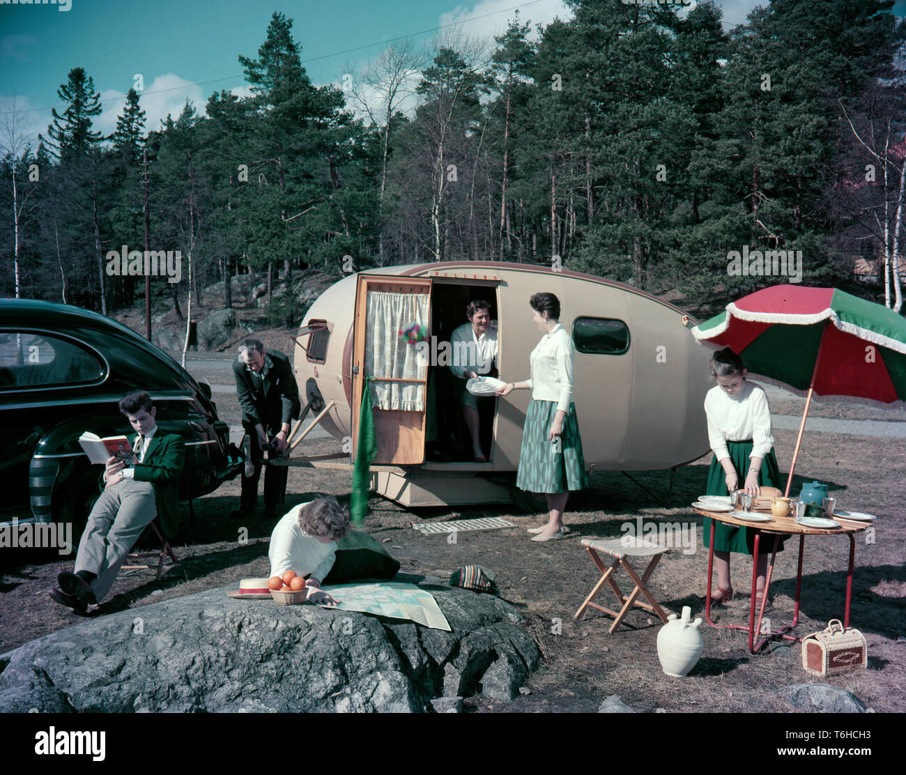 1950 s Camping. Eine Familie ist genießen Sie Ihren Urlaub und die ...