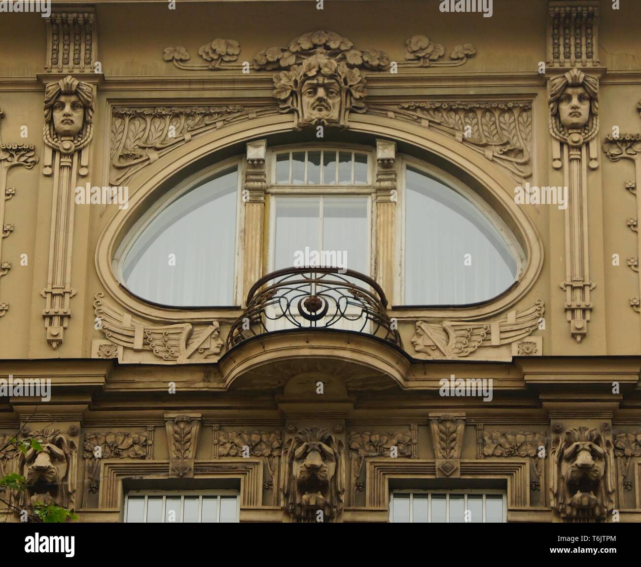 Art nouveau style door -Fotos und -Bildmaterial in hoher Auflösung – Alamy