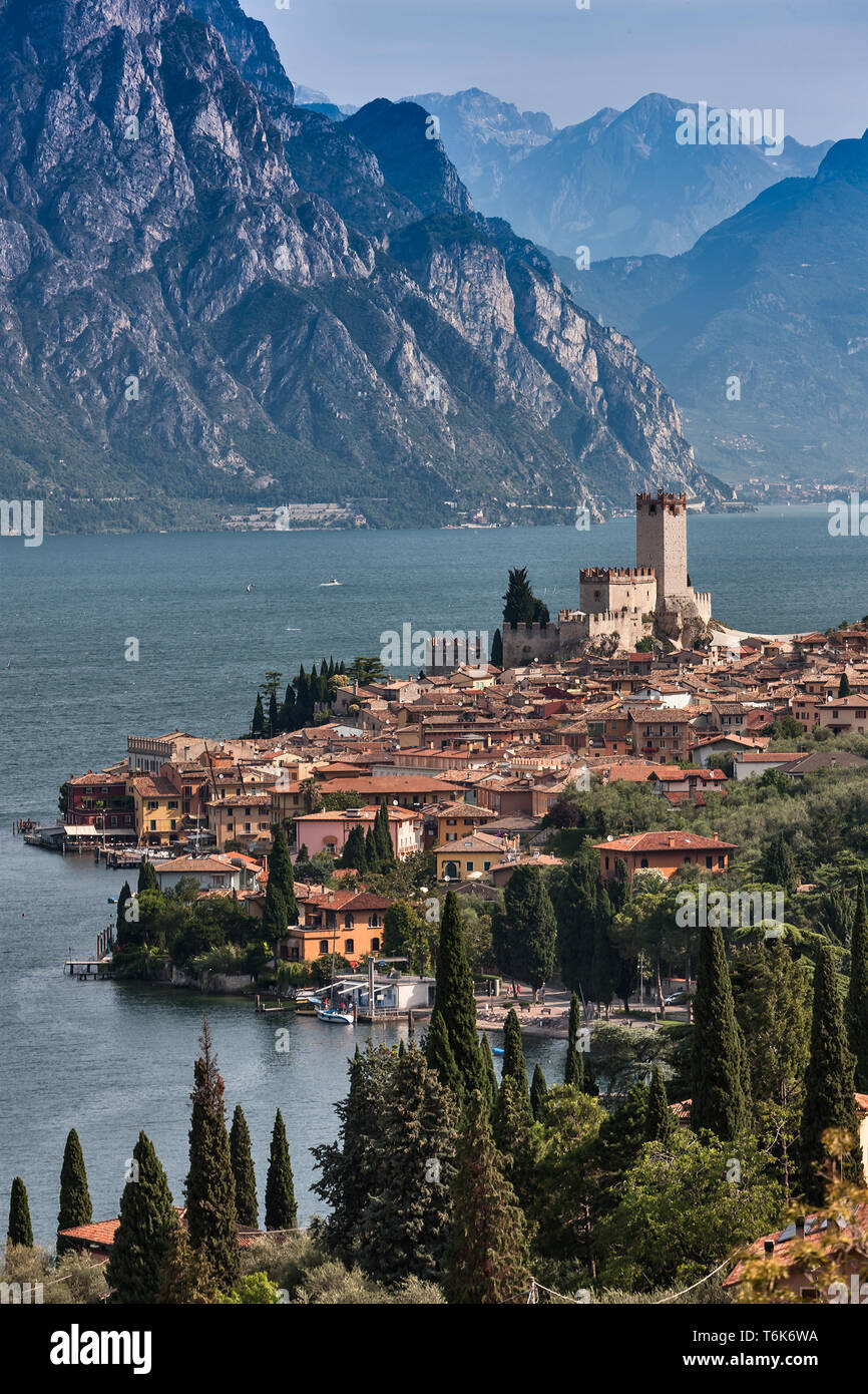 Paesaggio con un mulino nel lago di montagna -Fotos und -Bildmaterial in hoher Auflösung – Alamy