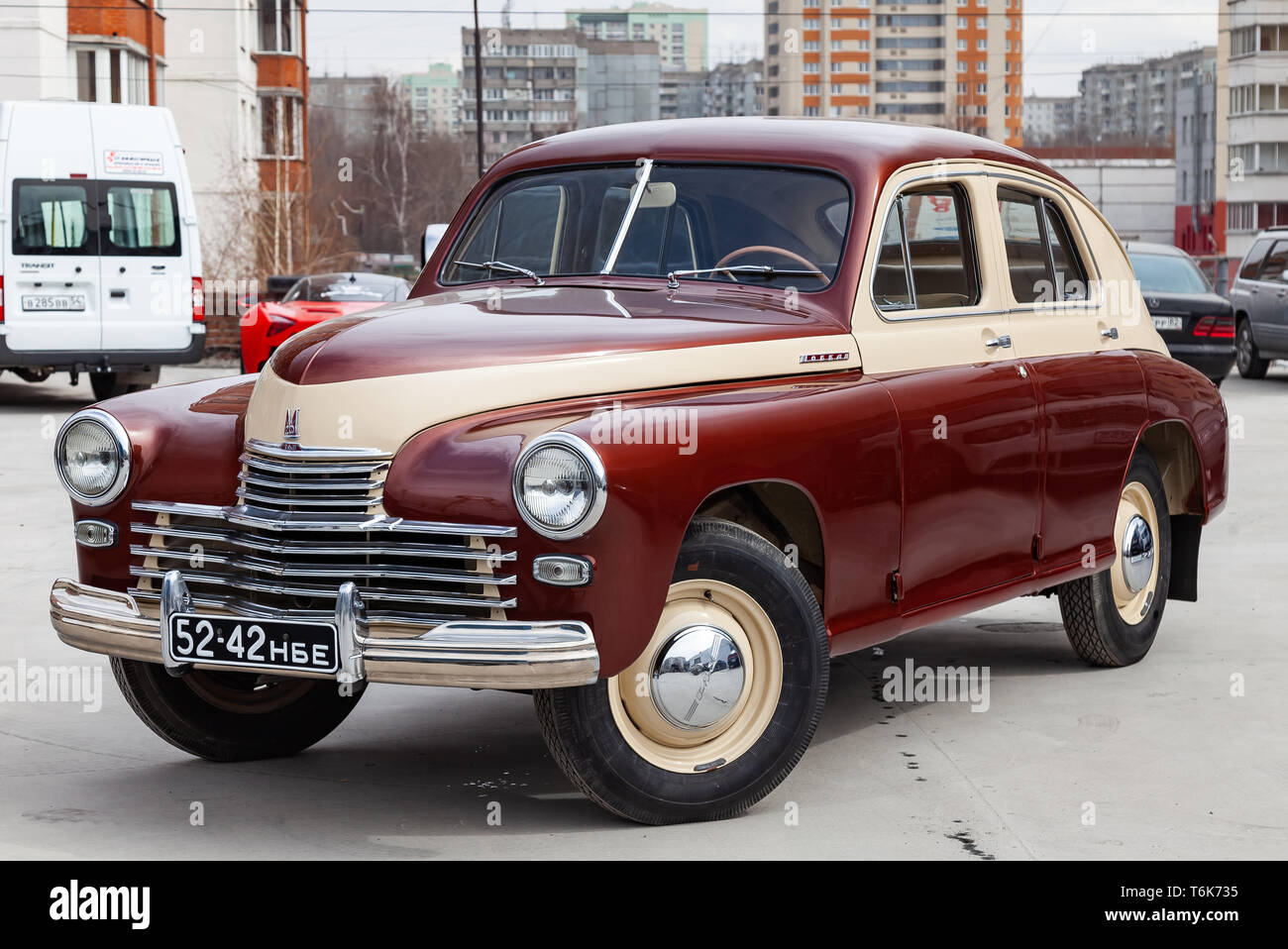 Nowosibirsk, Russland - 05.01.2019: Vorderansicht des doppelten Braun ...