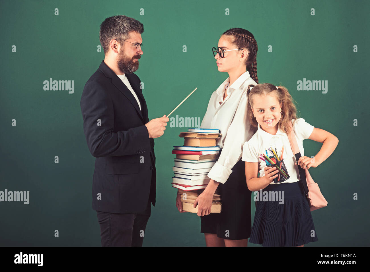 Strenge lehrerin -Fotos und -Bildmaterial in hoher Auflösung – Alamy