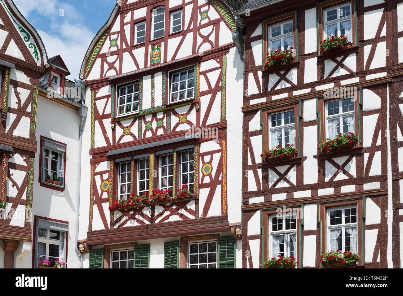 Fachwerk Häuser von Bernkastel-Kues in der Nähe der Mosel in ...