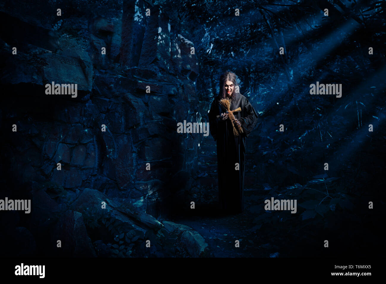 Gruselige frau im wald -Fotos und -Bildmaterial in hoher Auflösung – Alamy