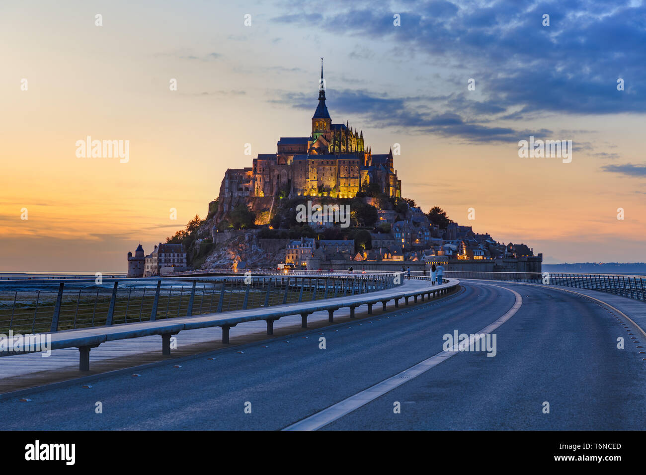 Beleuchtete mont saint michel -Fotos und -Bildmaterial in hoher ...