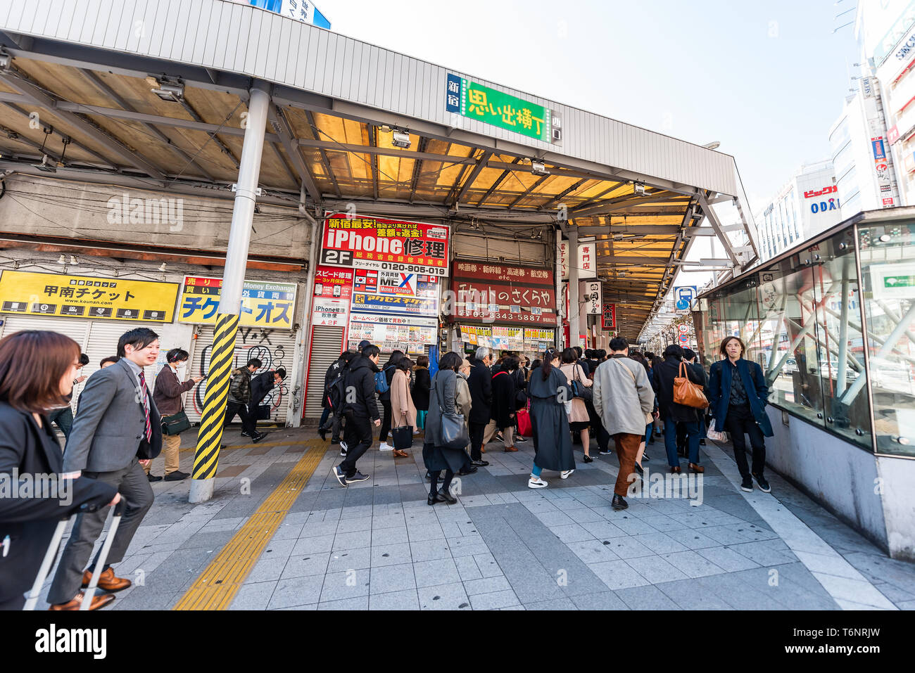 Shinjuku straße -Fotos und -Bildmaterial in hoher Auflösung – Alamy