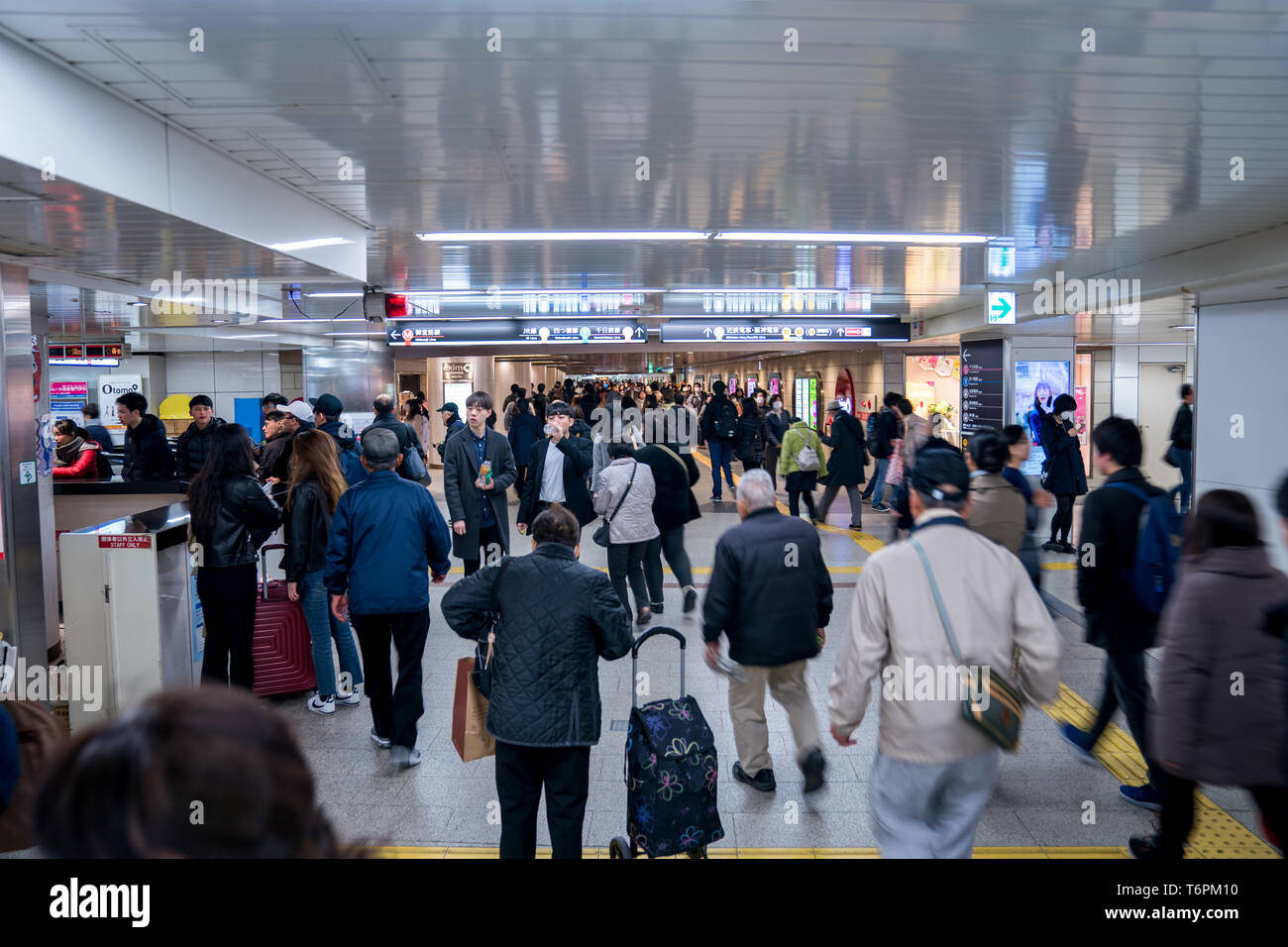 Namba, Osaka, Japan - 3 Mar 2018: Japanische Passagiere um in Bahn/U ...