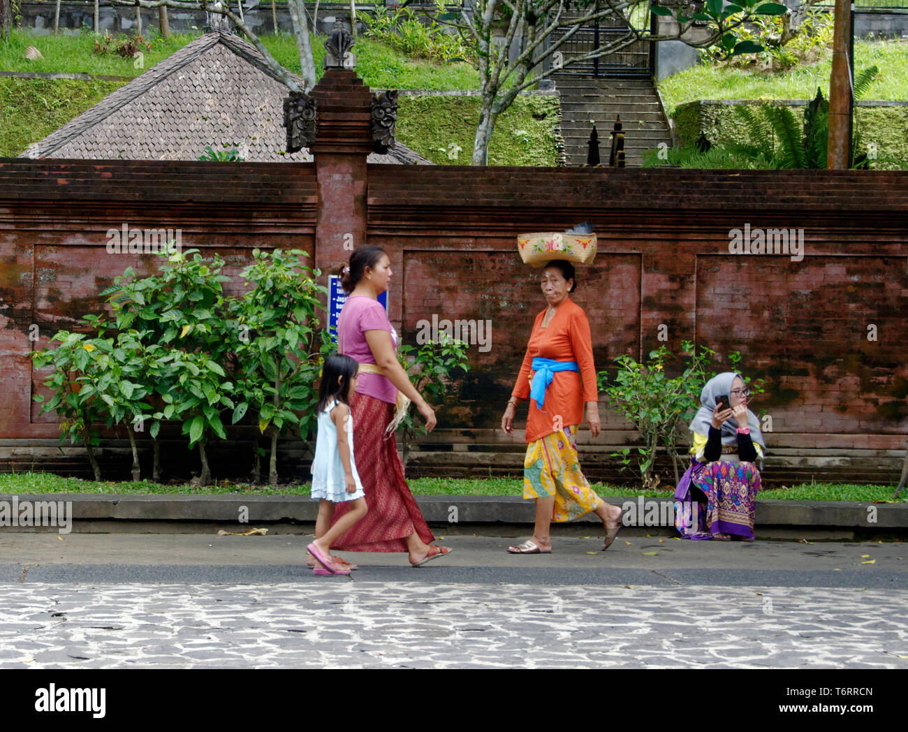 Sarong bali -Fotos und -Bildmaterial in hoher Auflösung - Seite 2 - Alamy
