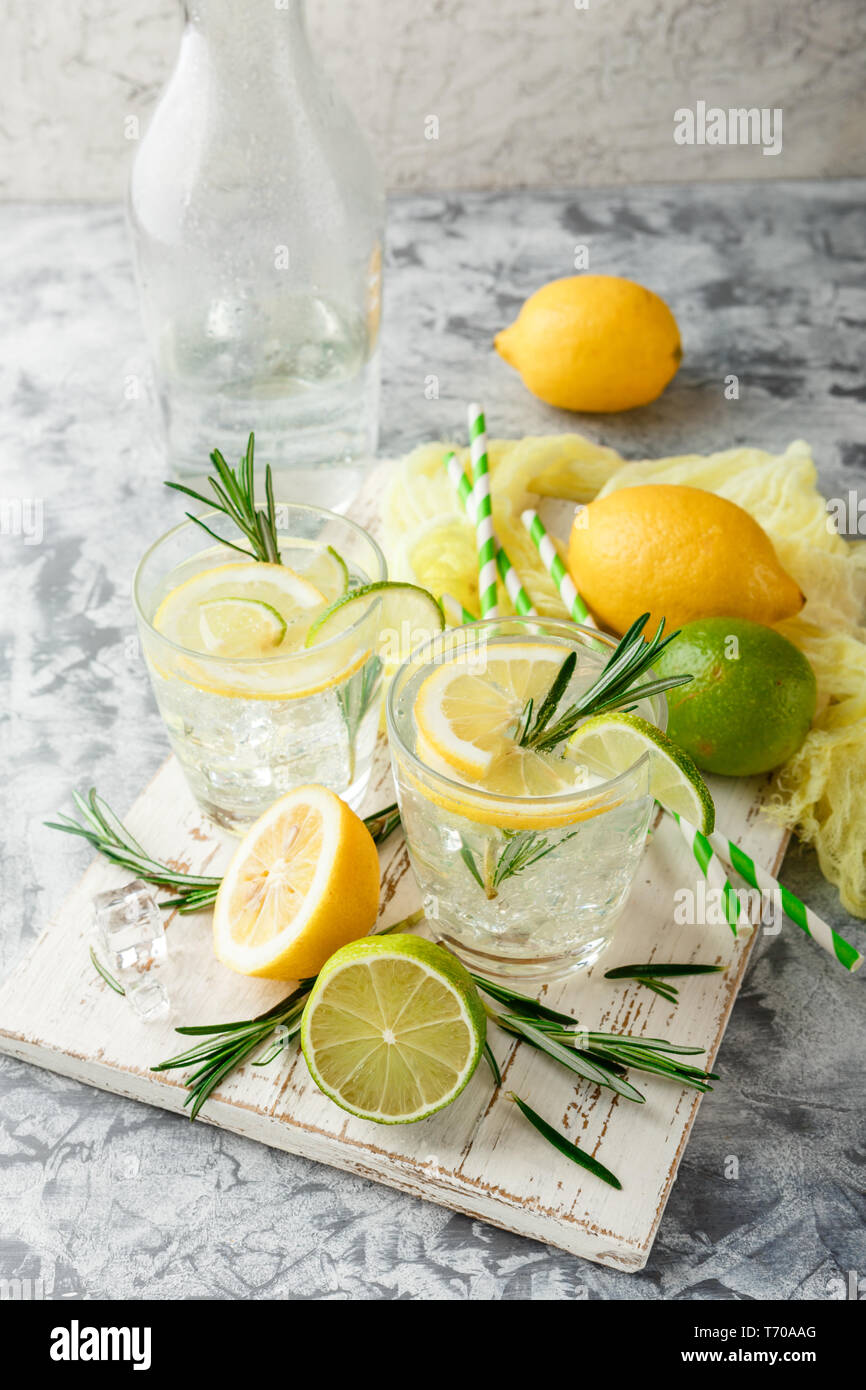 Cocktail mit zitrone -Fotos und -Bildmaterial in hoher Auflösung – Alamy