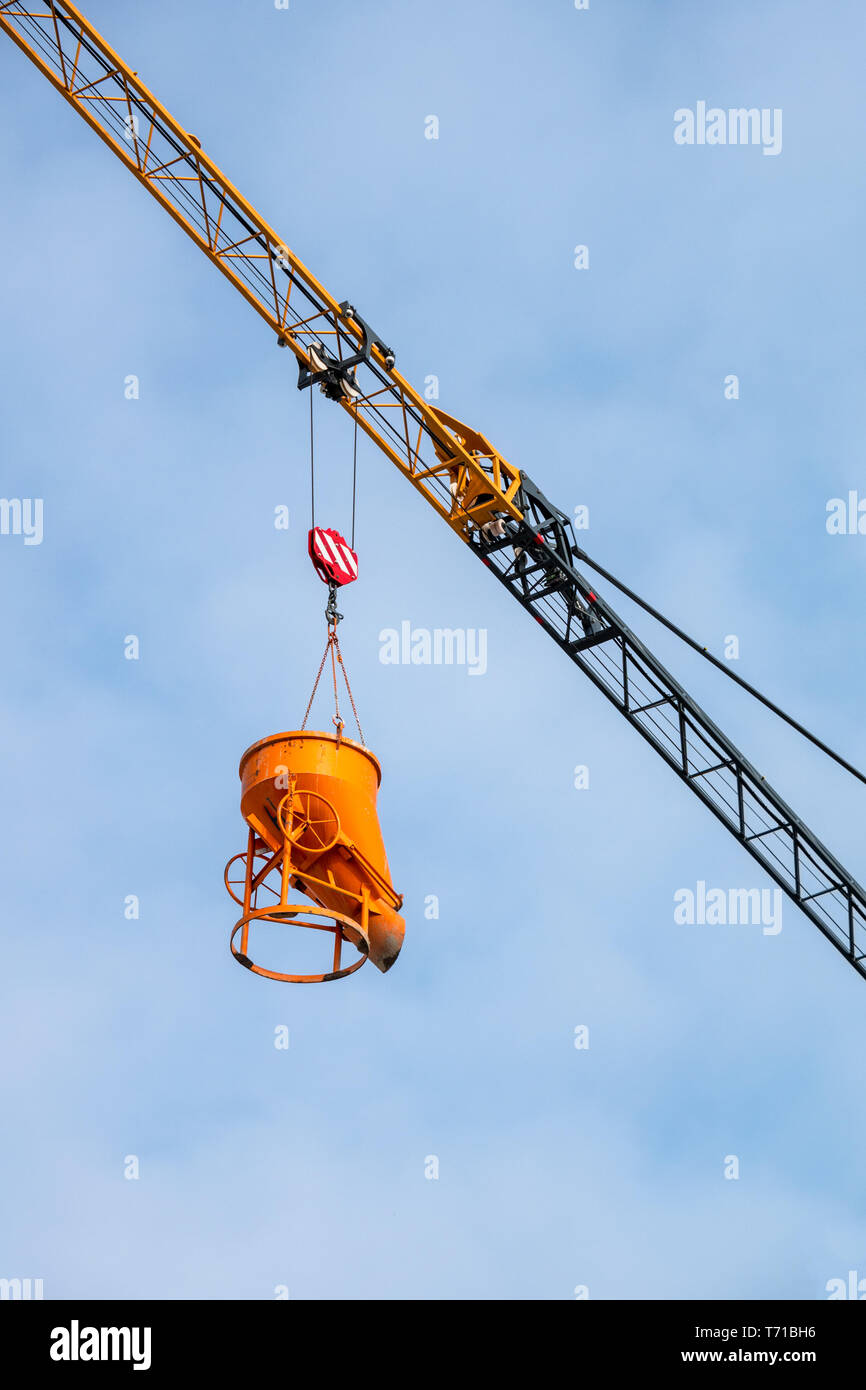 Betonmischer mit hebezeug -Fotos und -Bildmaterial in hoher Auflösung ...