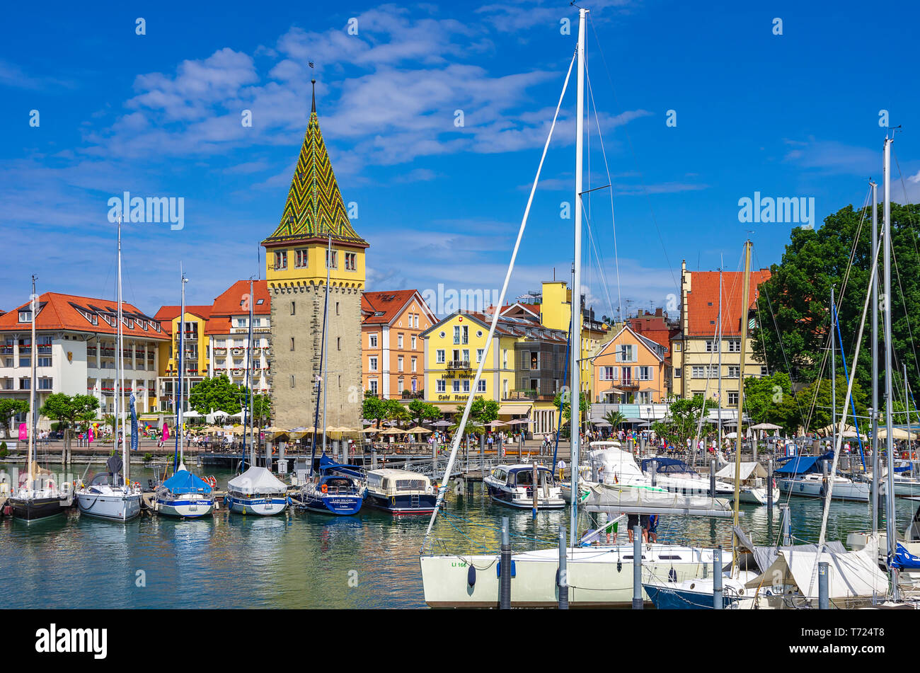 Hafen und Uferpromenade mit dem mangturm Turm in der Altstadt von ...