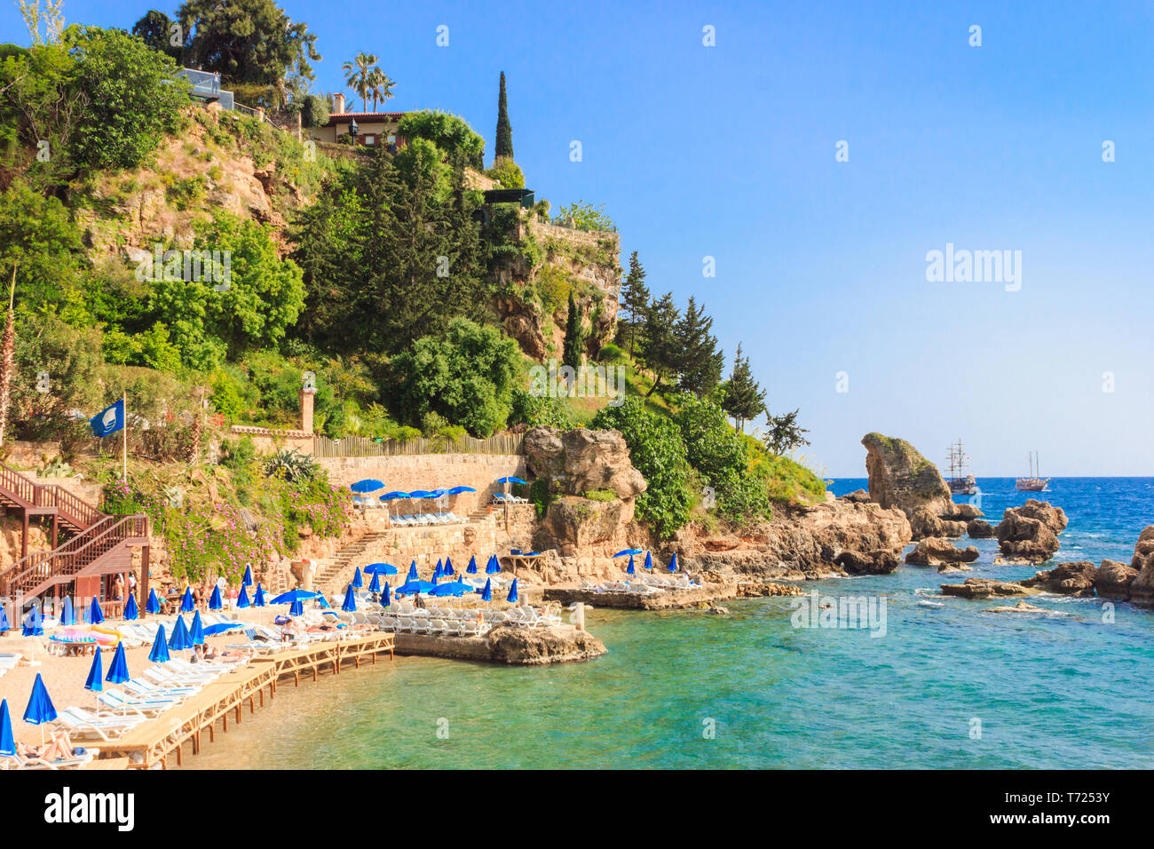 Mediterrane Landschaft in Antalya. Blick auf die Berge, das Meer ...