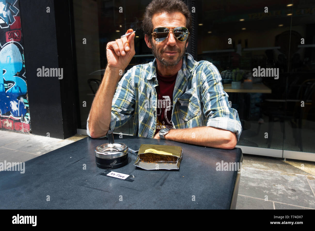 Mann raucht in der kneipe -Fotos und -Bildmaterial in hoher Auflösung ...