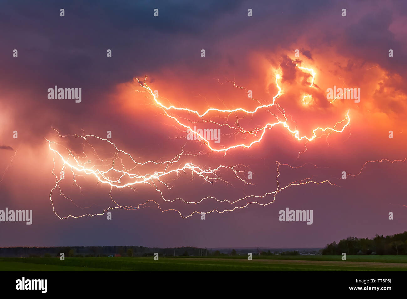 Nahaufnahme von Blitz mit dramatischen Wolken zusammengesetzte Bild ...