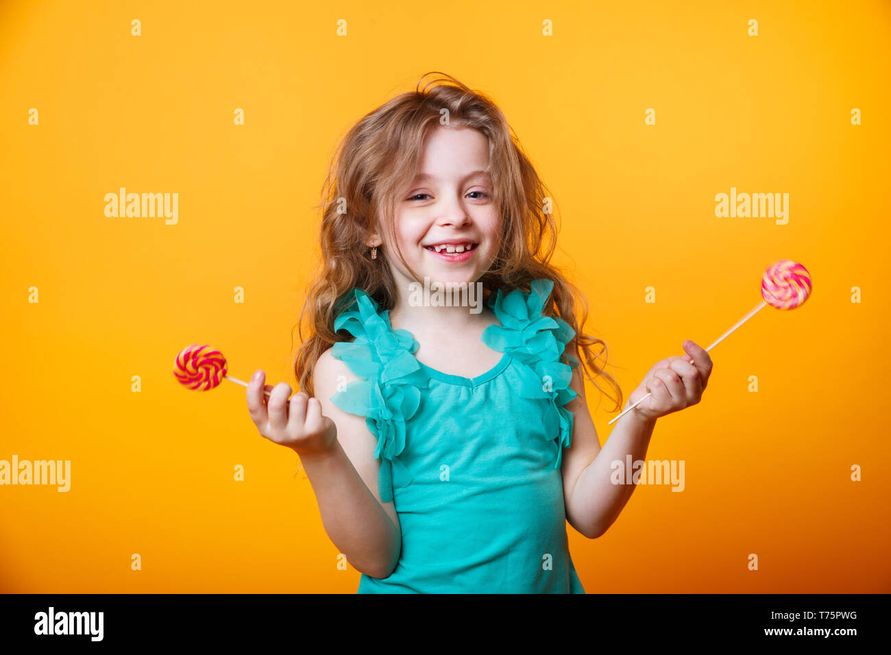 Lustig Kind mit Süßigkeiten Lutscher, glückliche kleine Mädchen mit ...