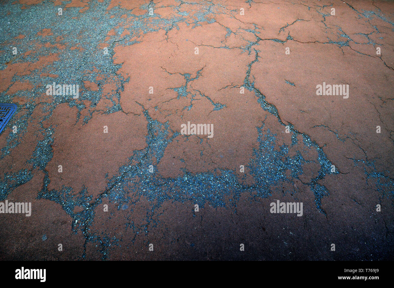 Risse pflaster -Fotos und -Bildmaterial in hoher Auflösung – Alamy