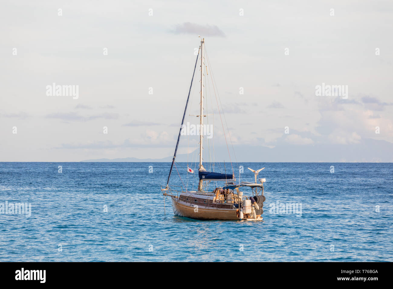 Kleine Segel Yacht vor Anker aus Shell Beach in St. Barts ...