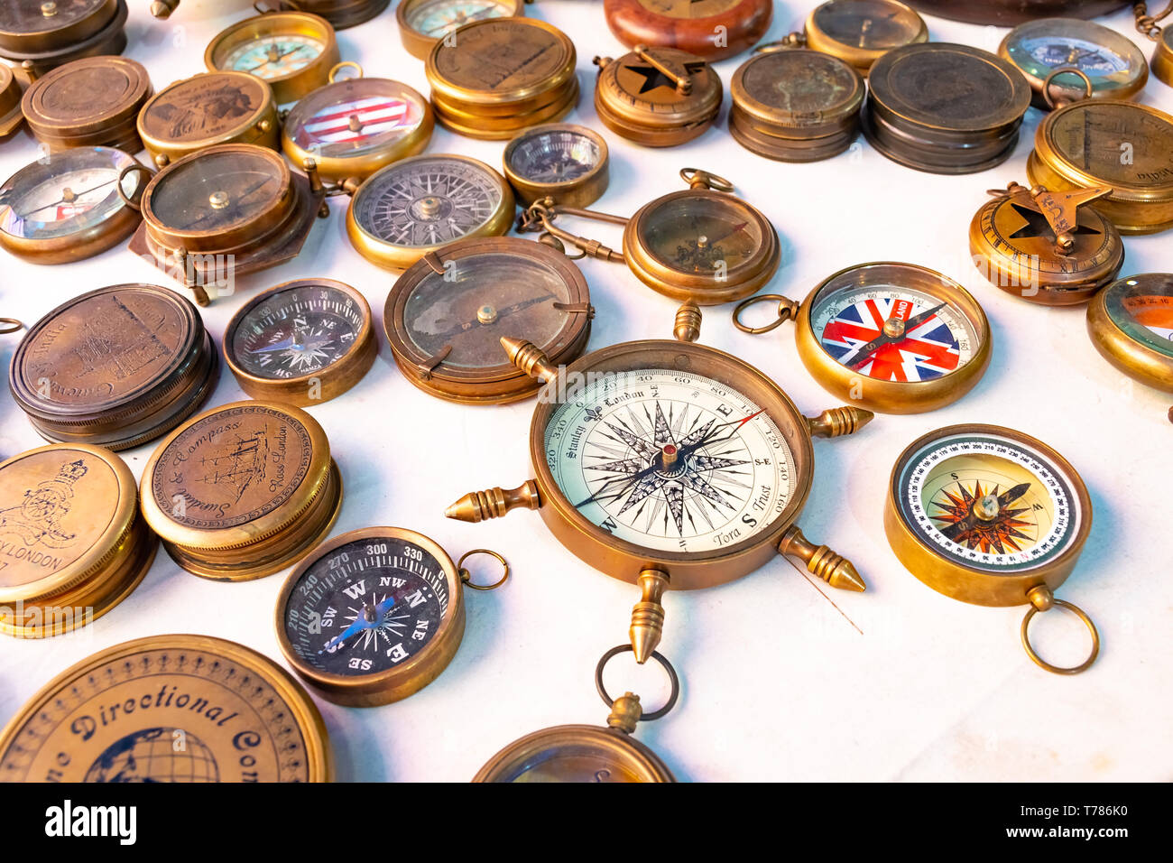 Antike karte und kompass -Fotos und -Bildmaterial in hoher Auflösung ...