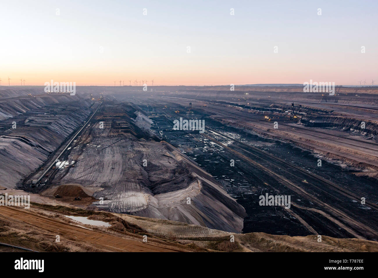 Garzweiler braunkohlemine -Fotos und -Bildmaterial in hoher Auflösung ...
