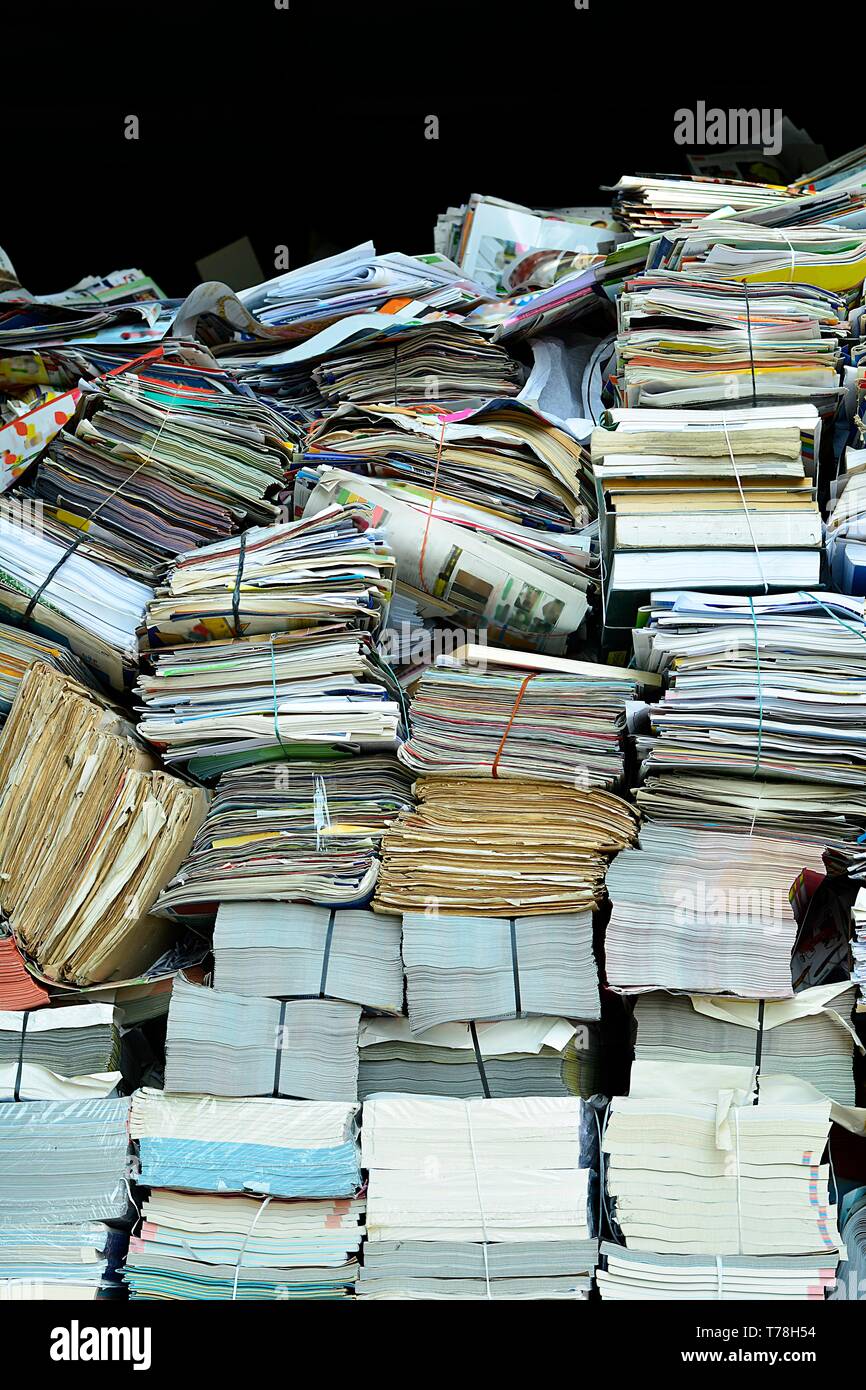 Container voller Altpapier für das Recycling Stockfotografie - Alamy