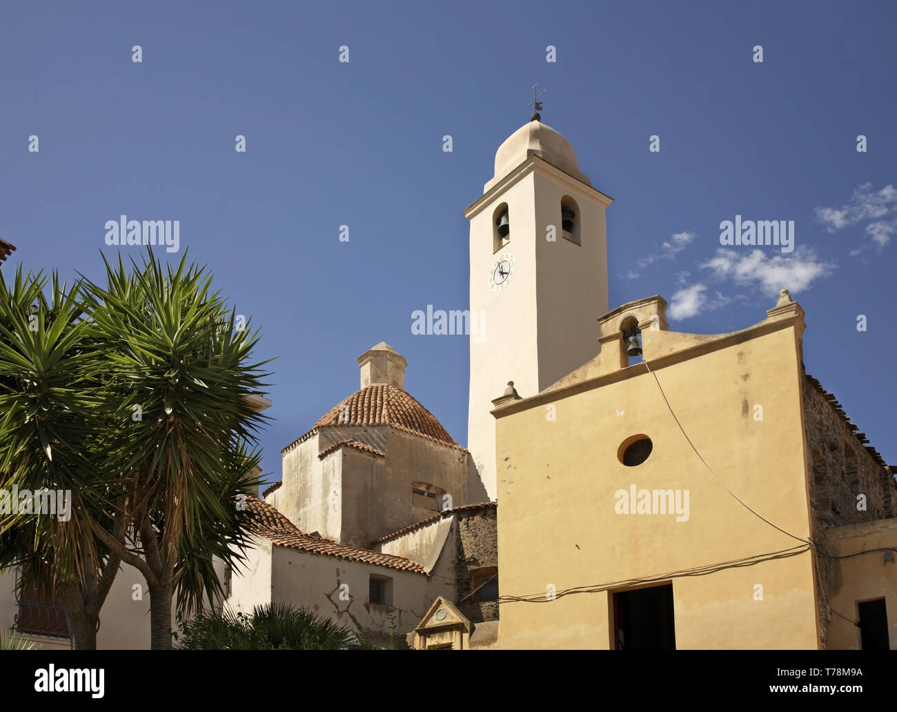 Kirche glockenturm st giacomo -Fotos und -Bildmaterial in hoher ...