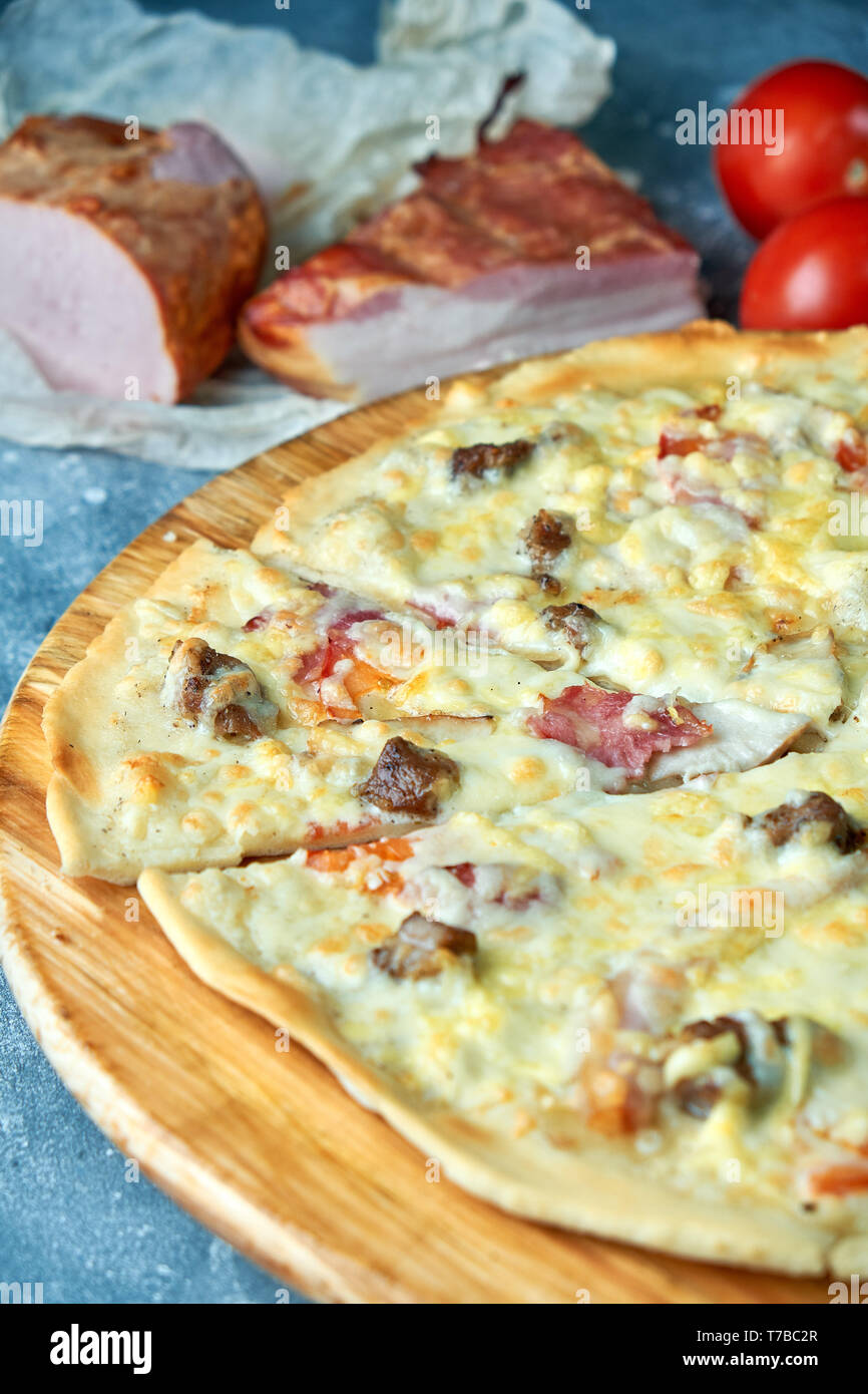 Scheibe der heiße Pizza grosse Käse Mittag- oder Abendessen Kruste ...