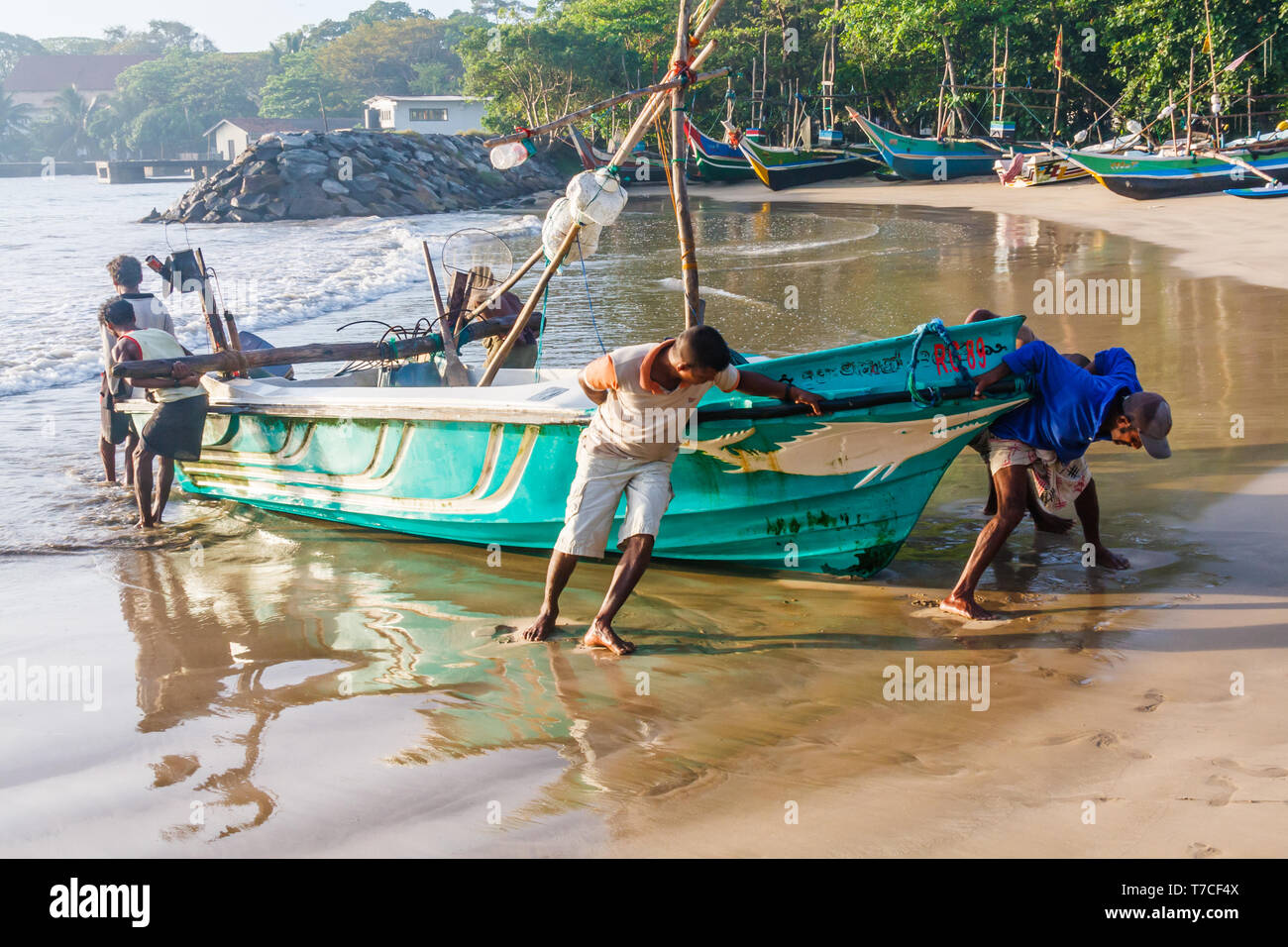 Boot am strand ziehen -Fotos und -Bildmaterial in hoher Auflösung – Alamy