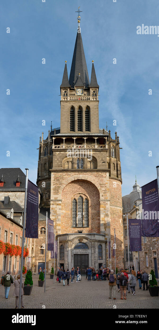 Domhof at aachen cathedral -Fotos und -Bildmaterial in hoher Auflösung ...