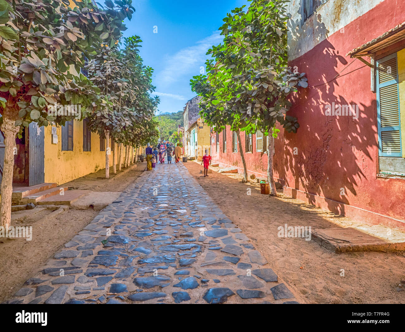 Goree, Senegal - Februar 2, 2019: Alltag und Straße mit ...