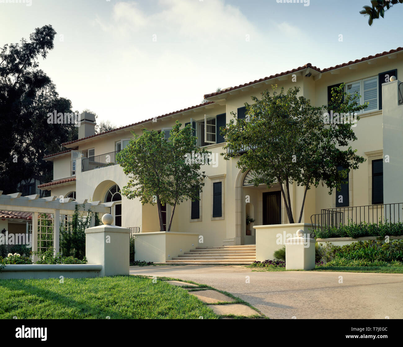 Large modern house -Fotos und -Bildmaterial in hoher Auflösung – Alamy