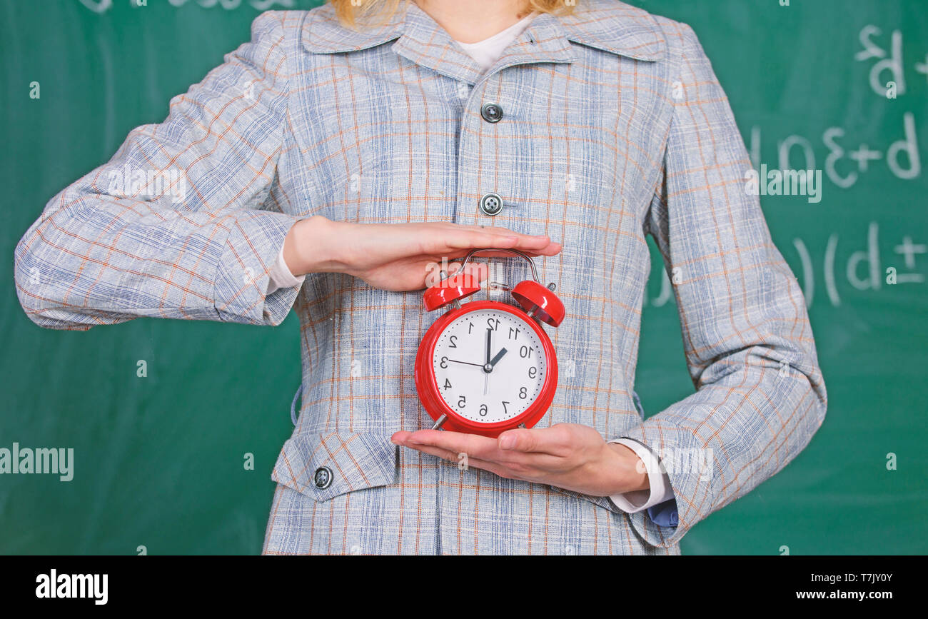 Disziplin der Schule Konzept. Zeitplan und Regime. Wecker in weibliche ...