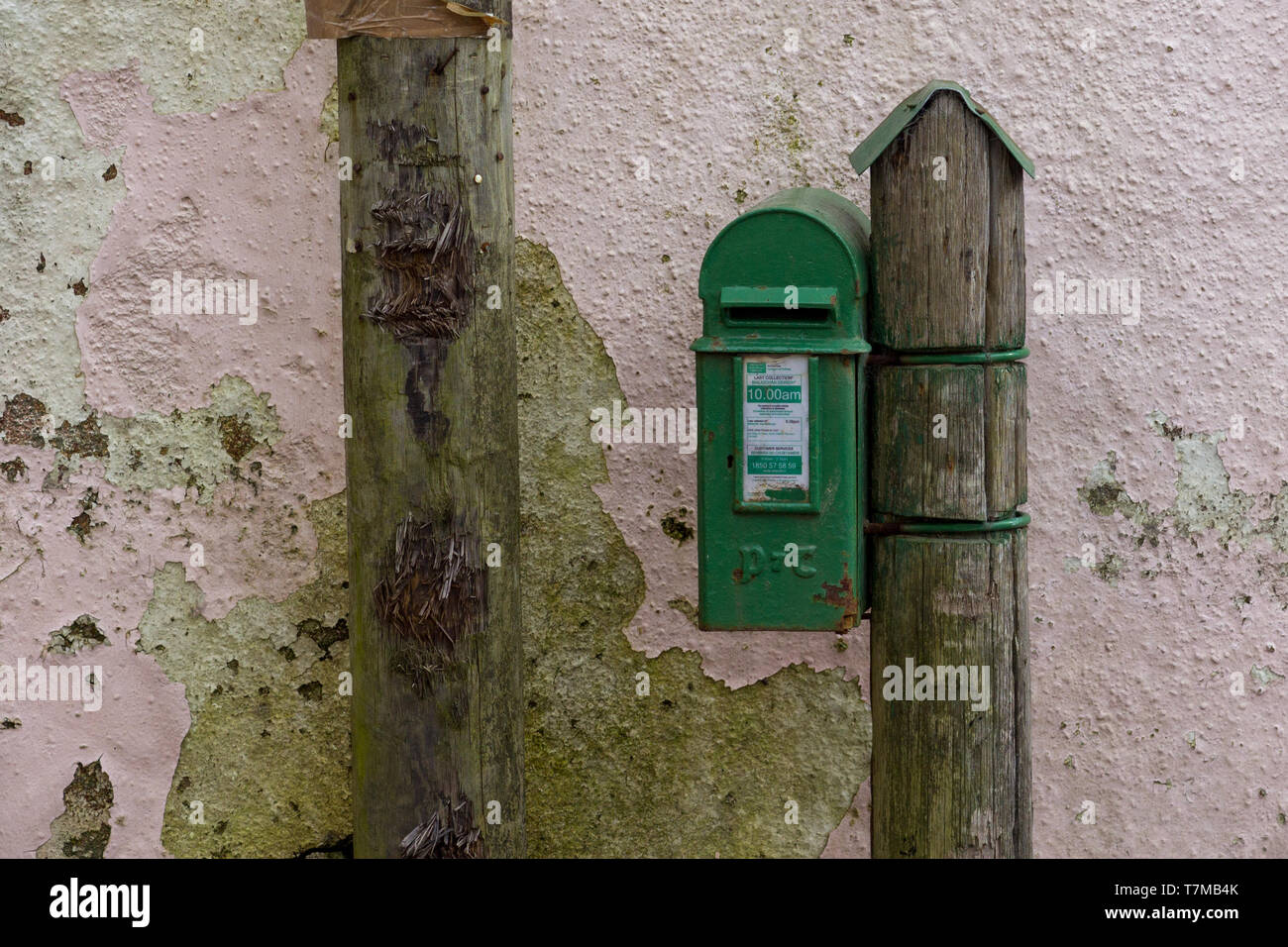 Grüner briefkasten in irland -Fotos und -Bildmaterial in hoher ...