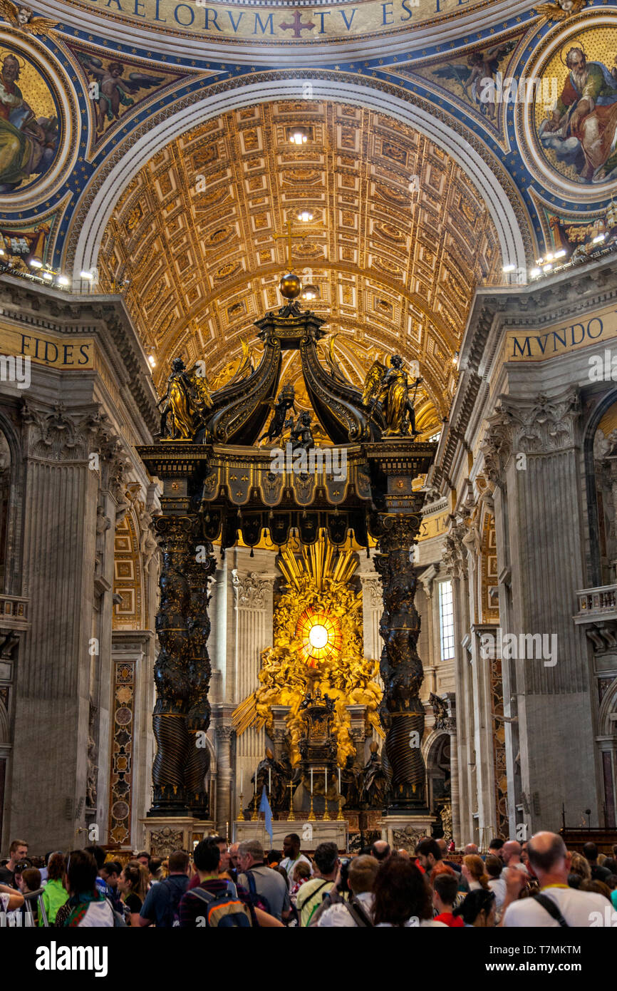 Der Altar mit Berninis baldacchino. Innenraum der Basilika St. Peter im ...