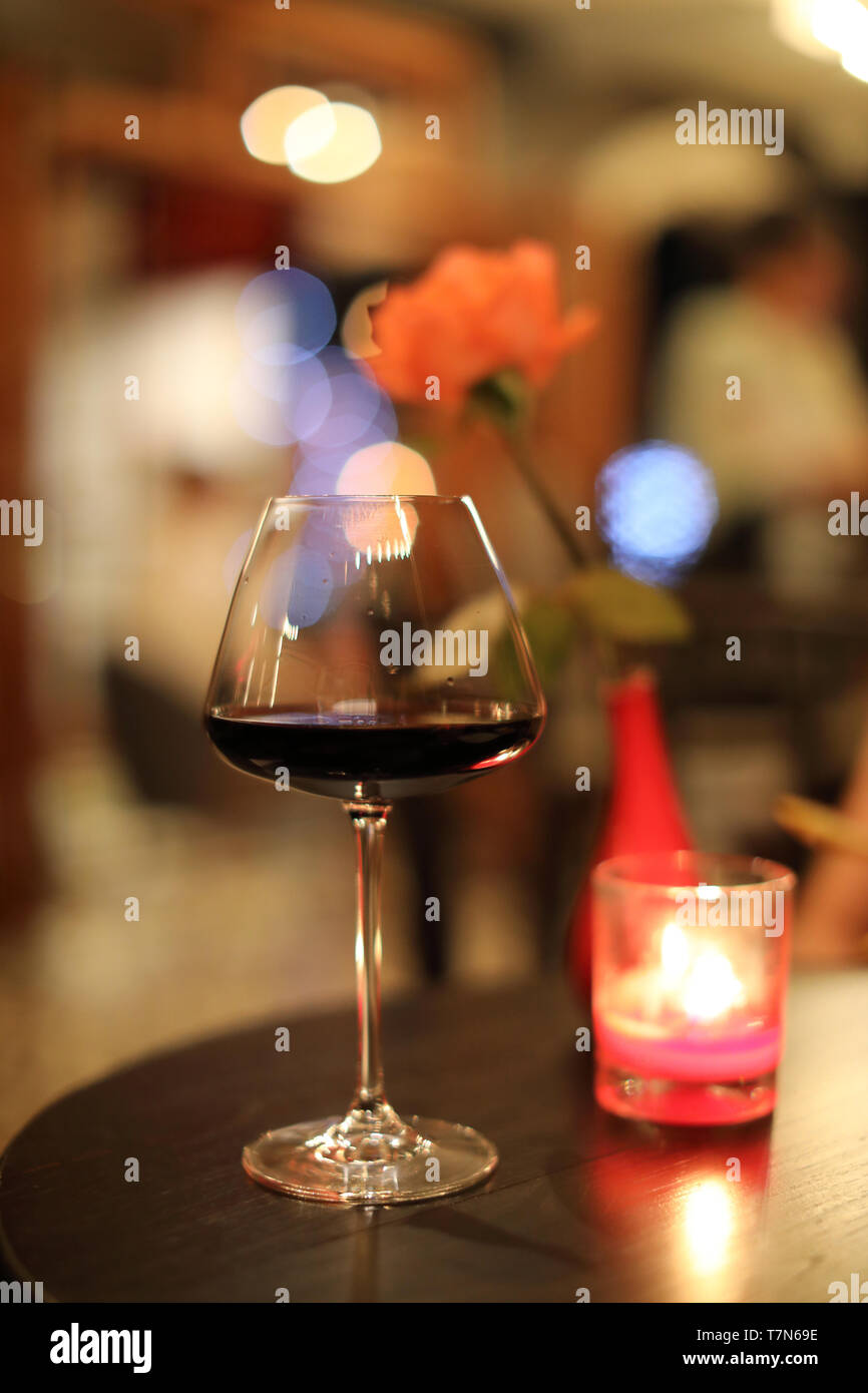 Rotwein Glasflasche Weinglas Trinken Stockfotos und -bilder Kaufen - Alamy