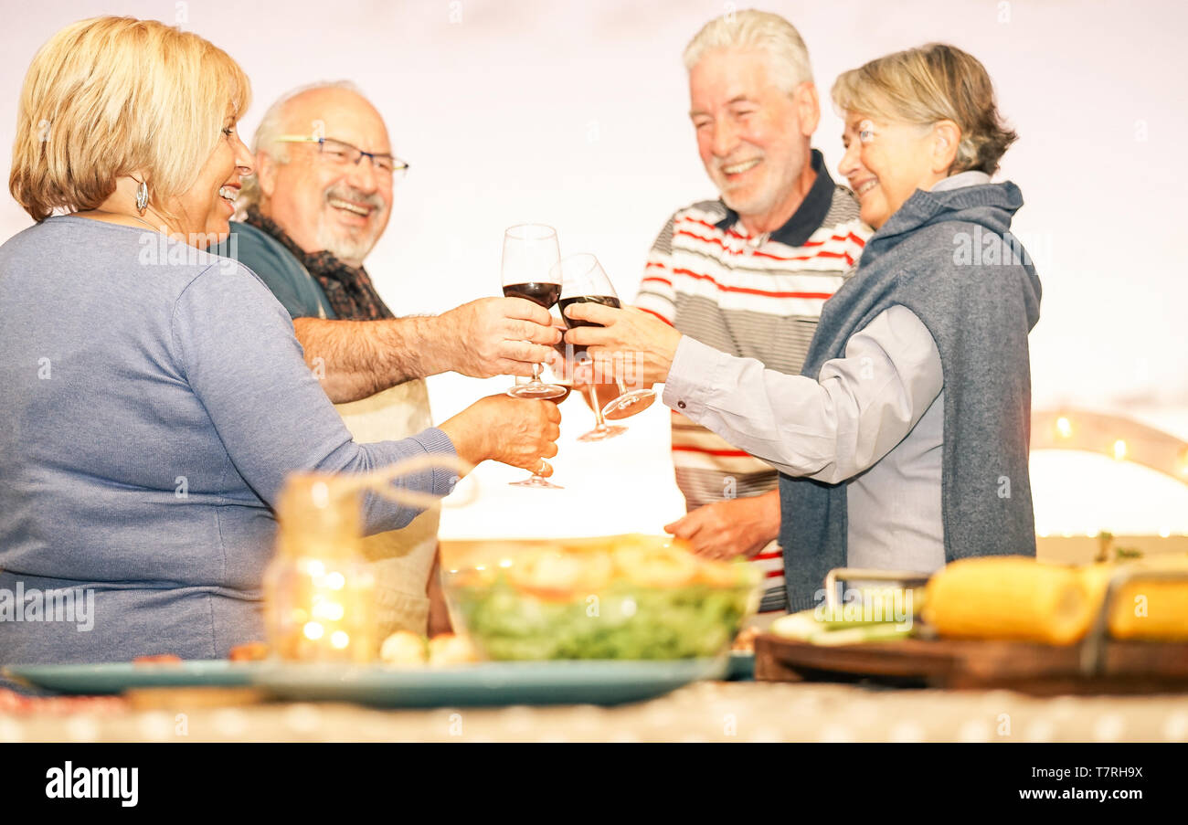 Wein zum trinken -Fotos und -Bildmaterial in hoher Auflösung – Alamy