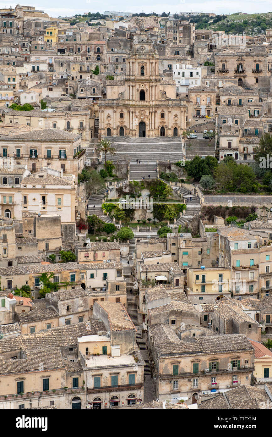 Altstadt mit Duomo di San Giorgio, Modica, Sizilien, Italien ...